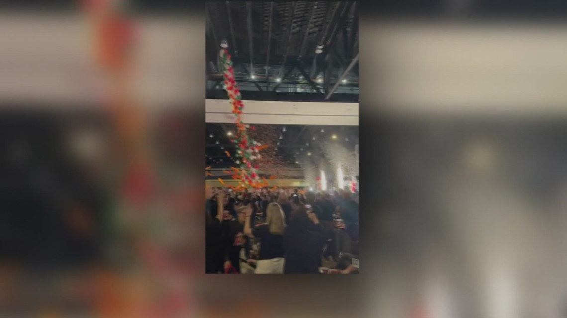 Western New Yorkers break wing-eating world record | wgrz.com