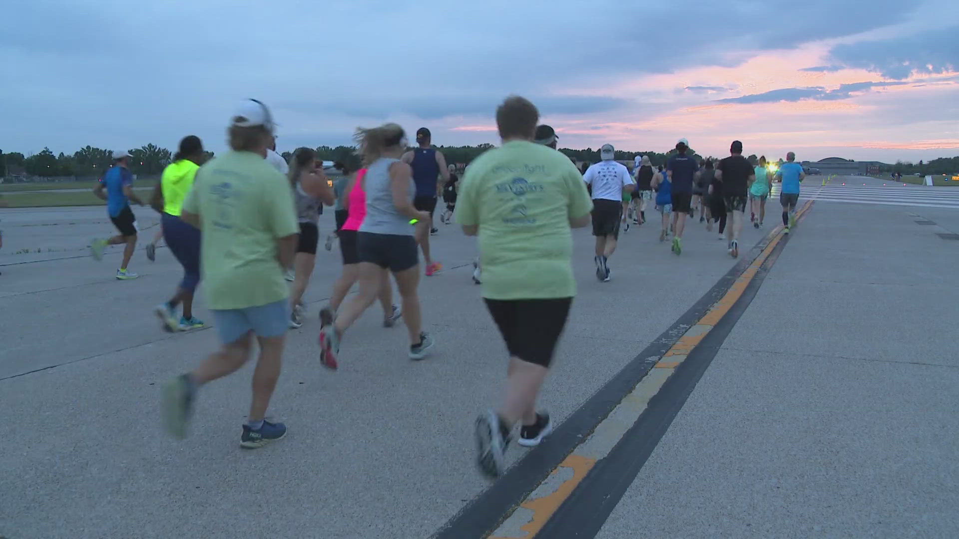 Runners enjoy 'Run the Runway' at Niagara Falls Airport | wgrz.com