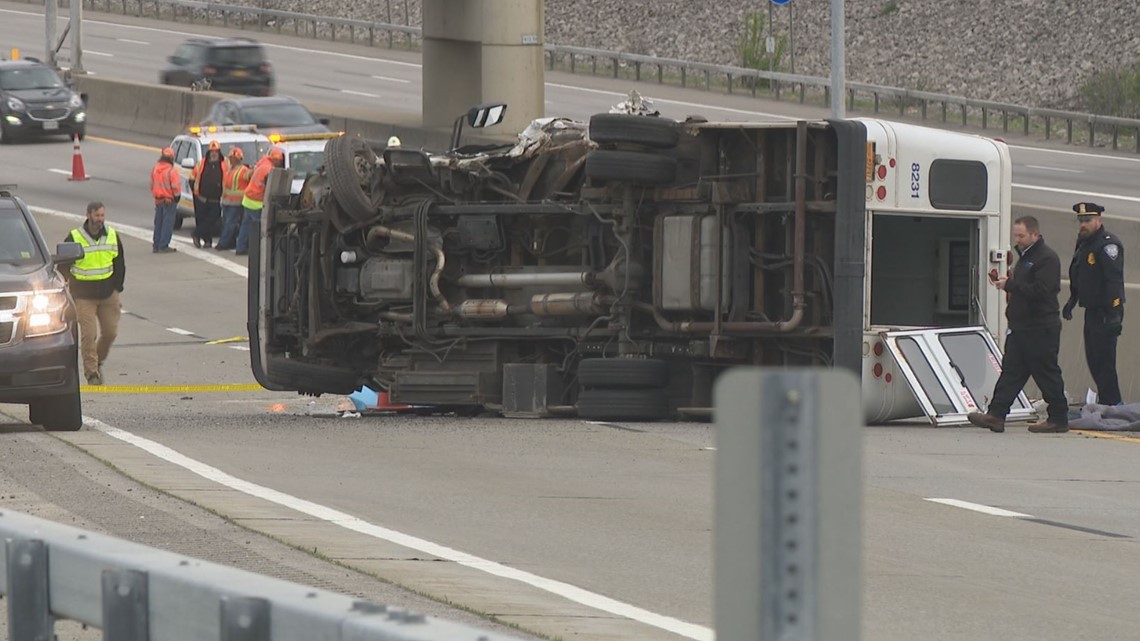 1 person dies in paratransit bus rollover crash | wgrz.com
