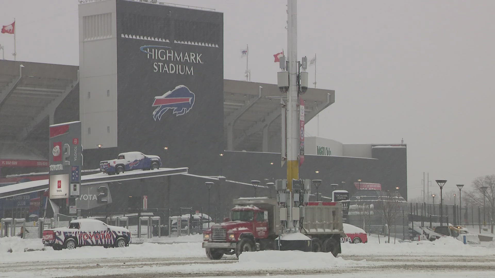 Diehard fans flood Highmark Stadium despite snowy conditions | wgrz.com