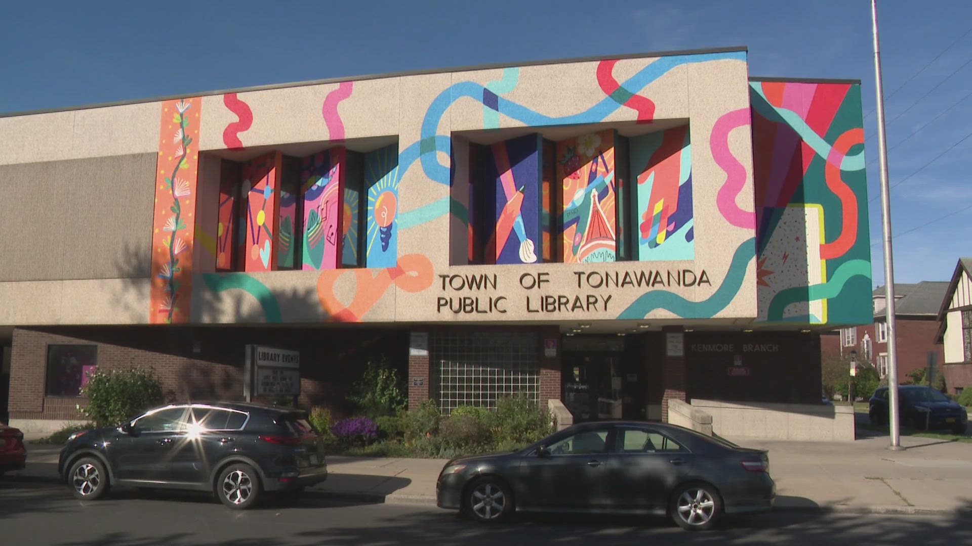 Kenmore library mural unveiled by artist Molly Reagan | wgrz.com