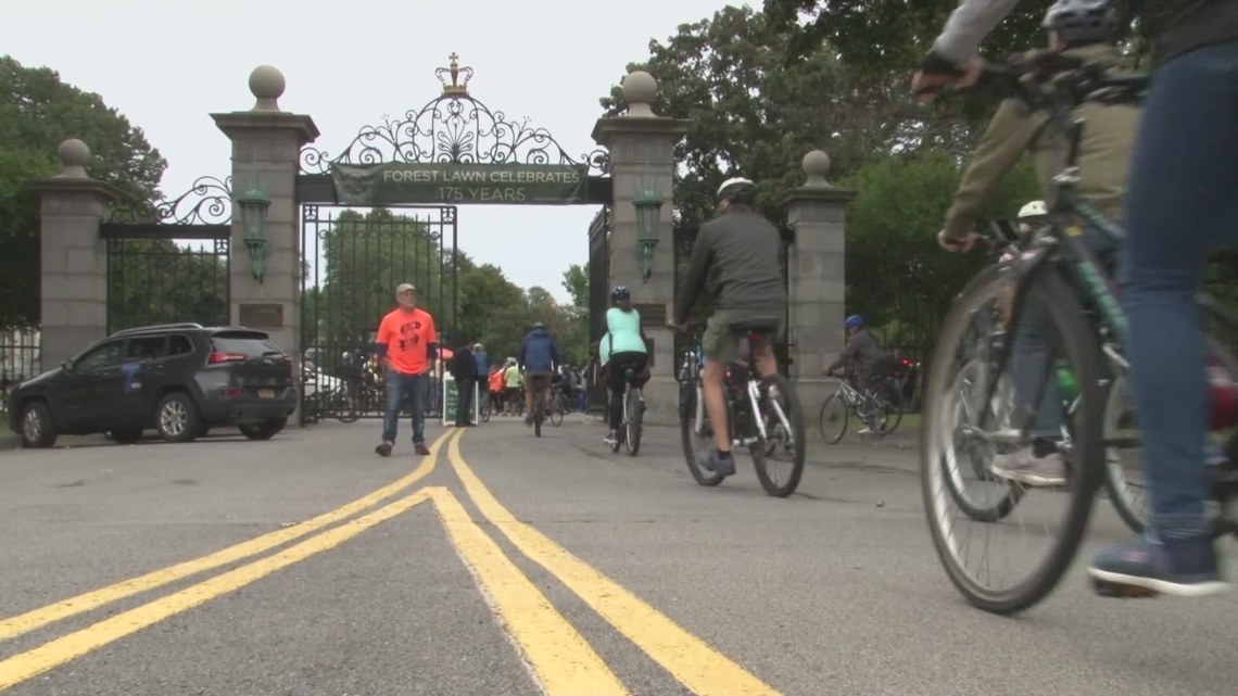 Slow Roll Buffalo hosts community ride at Buffalo Zoo | wgrz.com