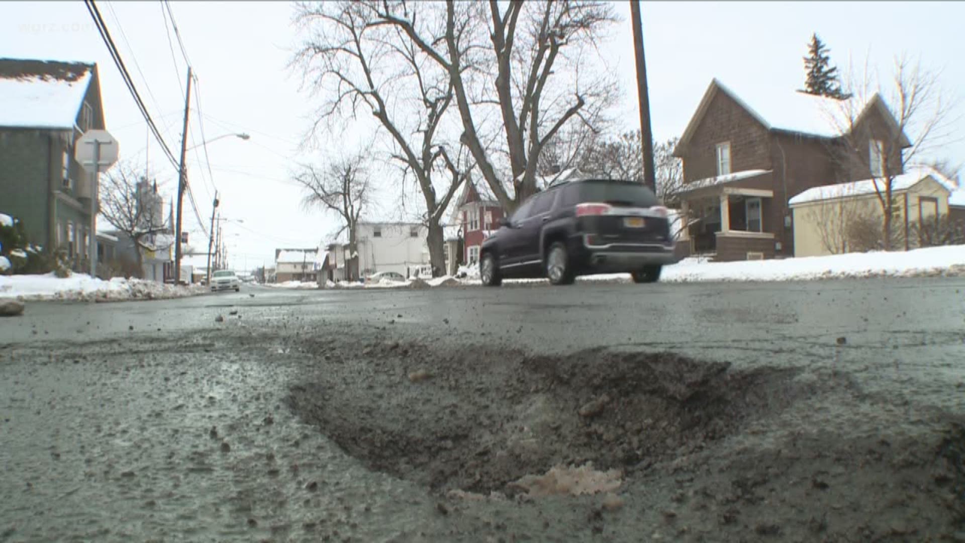 Domino's Pizza paying to fill Lockport potholes | wgrz.com