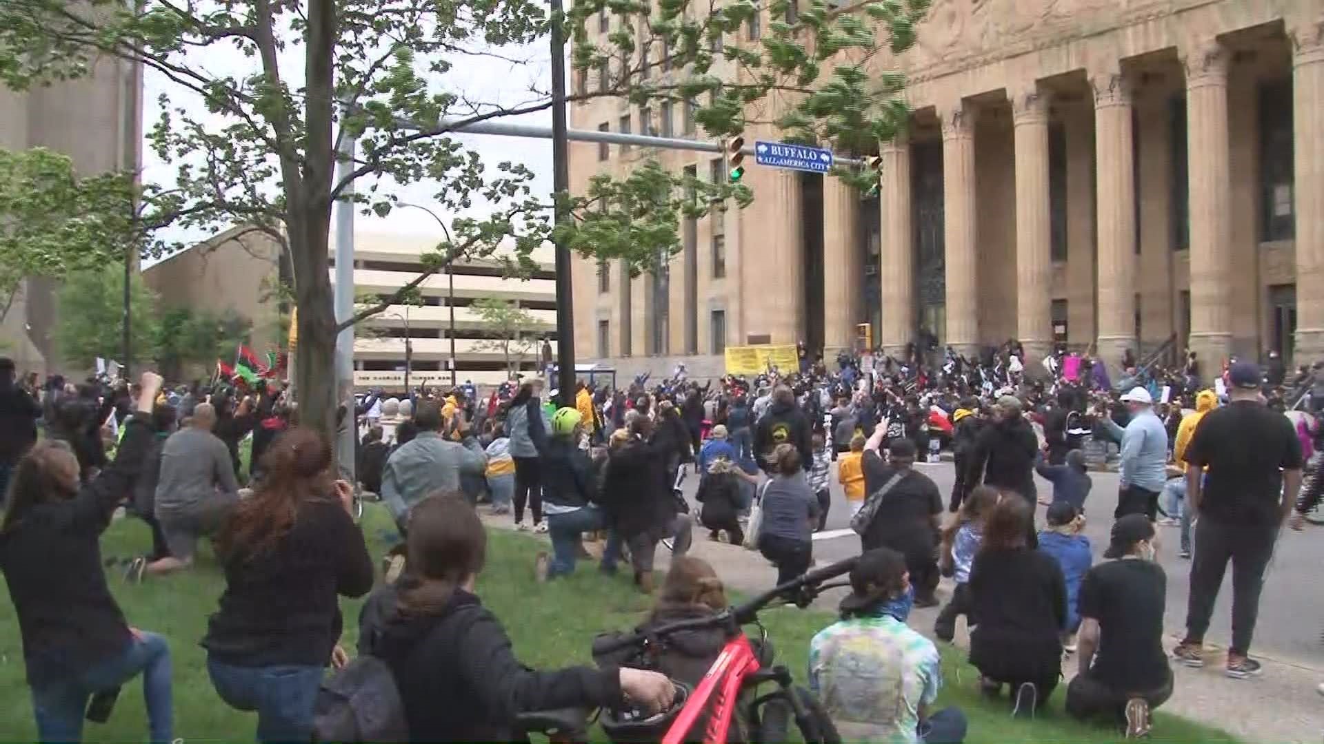 Hundreds protest in downtown Buffalo | wgrz.com