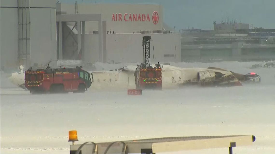 New video shows moment crashed Toronto plane hit the runway | wgrz.com