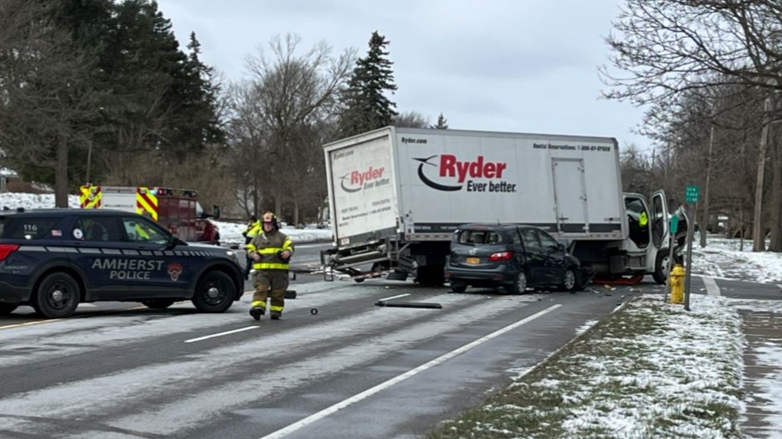 Amherst Police reopen Sheridan Drive following 3-car crash | wgrz.com