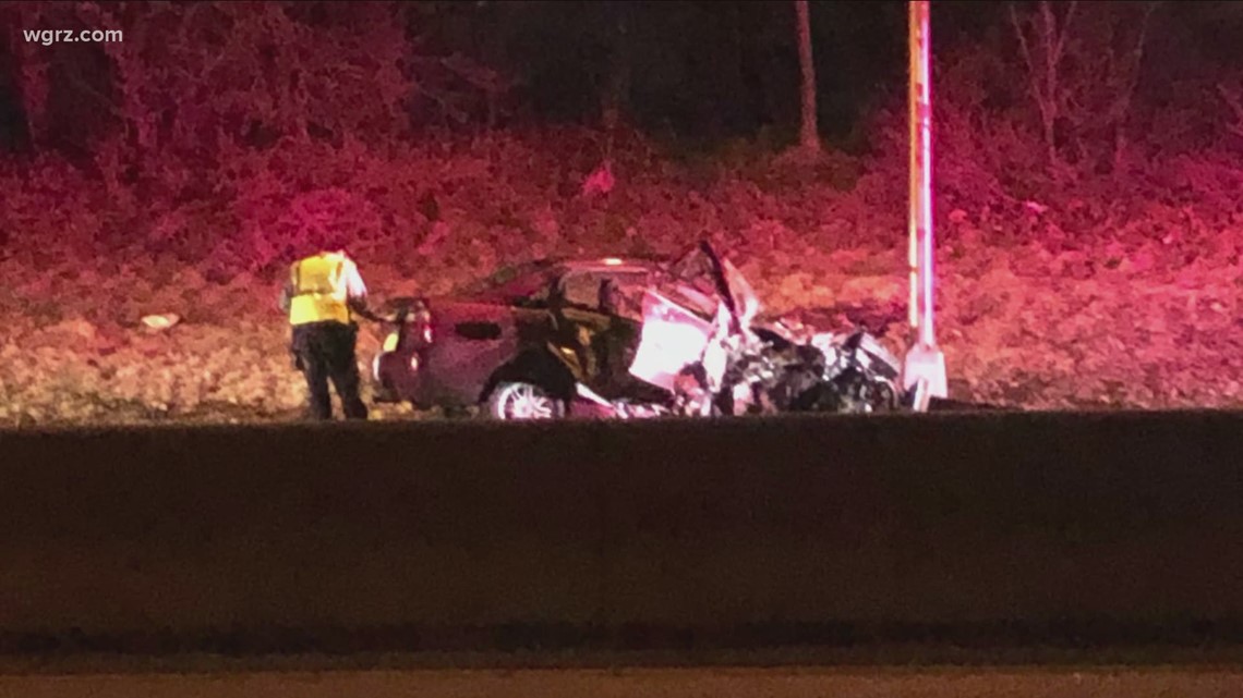 Car crash closes part of Route 33 Eastbound Sunday morning | wgrz.com