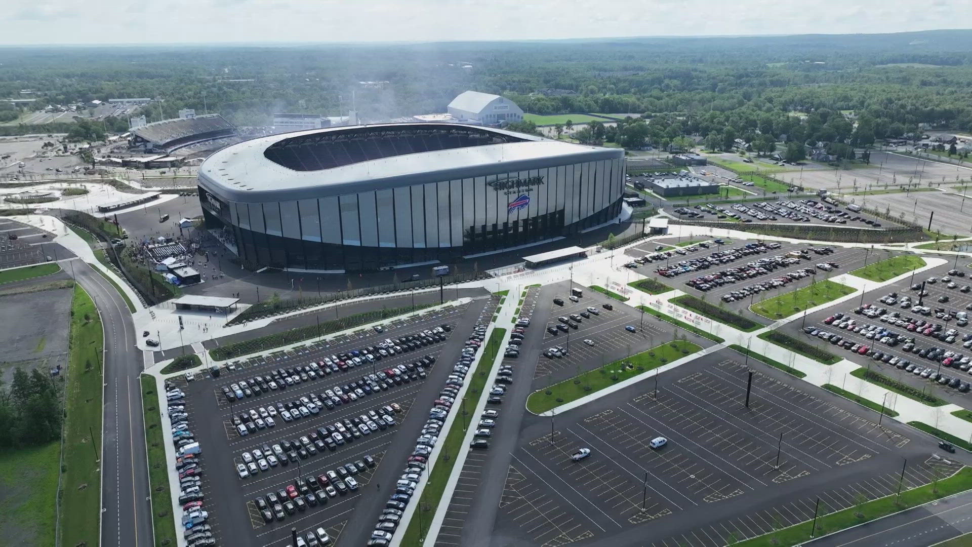 Bills front office and players celebrating their new home | wgrz.com