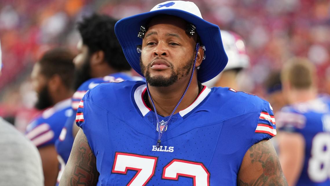 Dion Dawkins holding a Car Shnow at Highmark Stadium on Saturday | wgrz.com